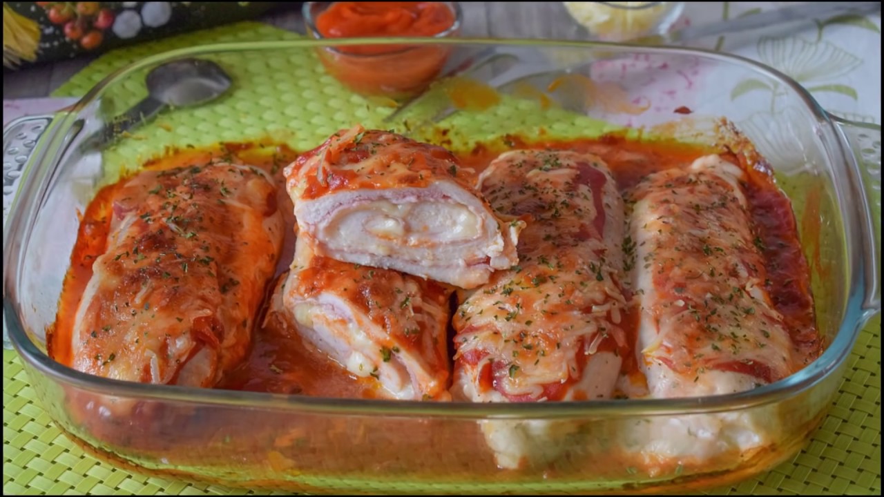 Delicioso rollo de pechuga de pollo relleno al horno